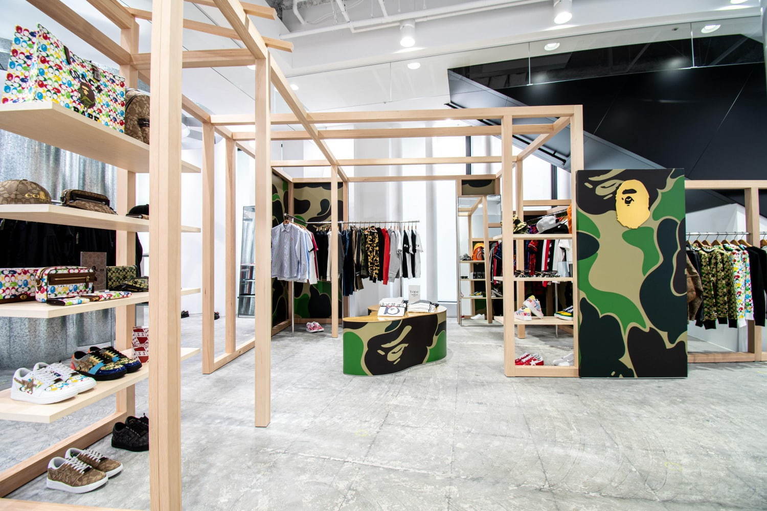 コム デ ギャルソン×ア ベイシング エイプのショップが大阪 コム デ ギャルソン×ア ベイシング エイプのショップが大阪